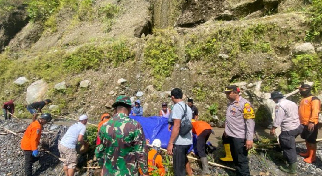 Dua Korban Longsor Di Sungai Kali Putih Berhasil Dievakuasi - Harian News